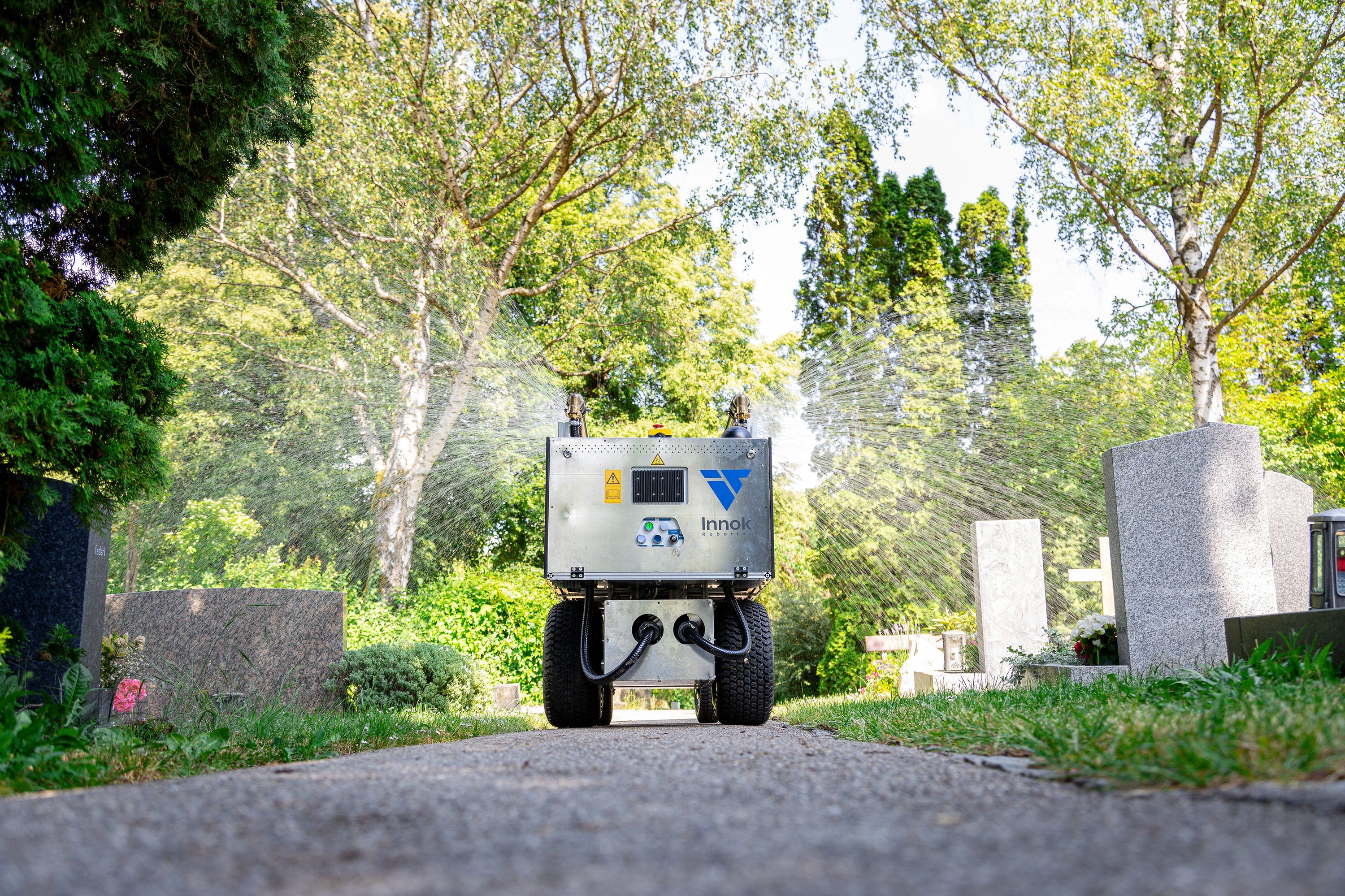 RAINOS - The autonomous watering robot | Innok Robotics